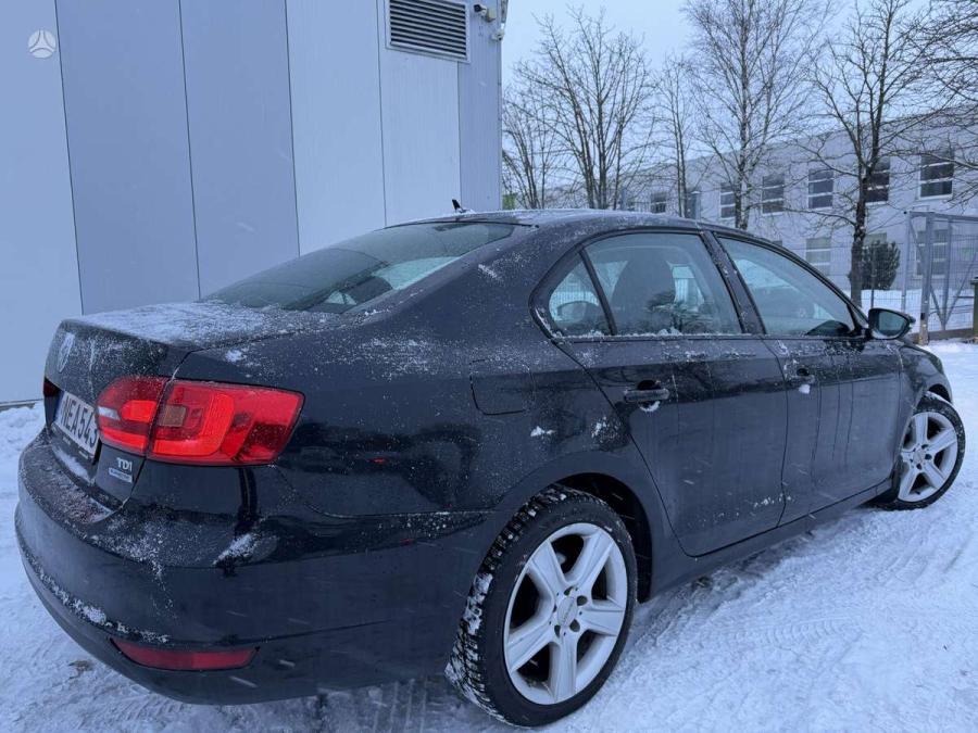 Melns Volkswagen Jetta 2011 Kauņa, ar dzinēja tilpumu 1.97 L un nobraukumu 373 tūkst. km par 4450 €, foto 1 vietnē AUTOMOTO.COM.LV