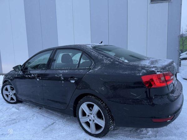 Melns Volkswagen Jetta 2011 Kauņa, ar dzinēja tilpumu 1.97 L un nobraukumu 373 tūkst. km par 4450 €, foto 3 vietnē AUTOMOTO.COM.LV