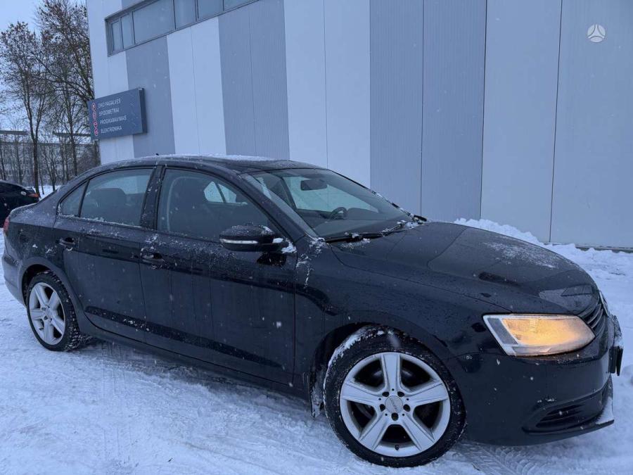Melns Volkswagen Jetta 2011 Kauņa, ar dzinēja tilpumu 1.97 L un nobraukumu 373 tūkst. km par 4450 €, foto 4 vietnē AUTOMOTO.COM.LV