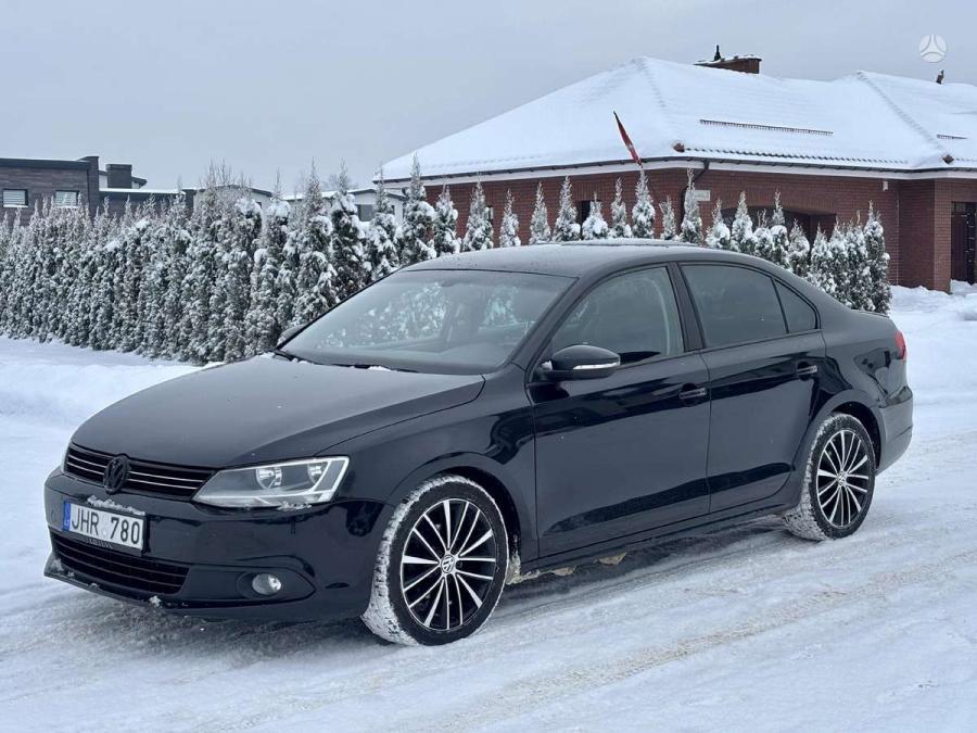Black Volkswagen Jetta 2011 in Vilnius, with an engine capacity of 1.60 L and mileage of 270 thousand km for 3900 €, photo 1 on AUTOMOTO.COM.LV
