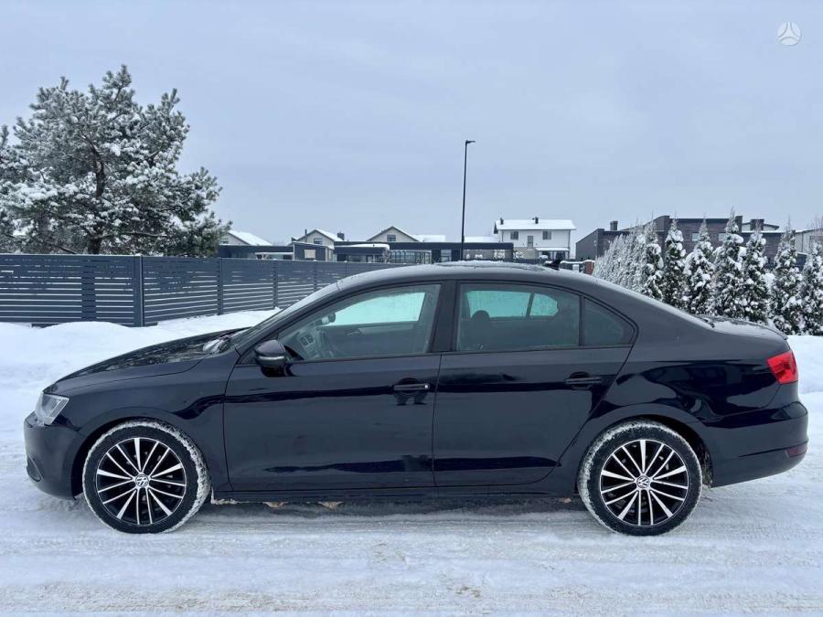 Black Volkswagen Jetta 2011 in Vilnius, with an engine capacity of 1.60 L and mileage of 270 thousand km for 3900 €, photo 2 on AUTOMOTO.COM.LV