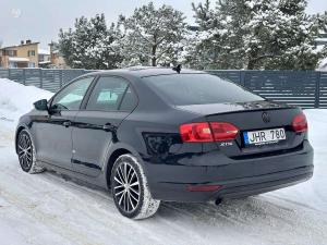 Black Volkswagen Jetta 2011 in Vilnius, with an engine capacity of 1.60 L and mileage of 270 thousand km for 3900 €, photo 3 on AUTOMOTO.COM.LV