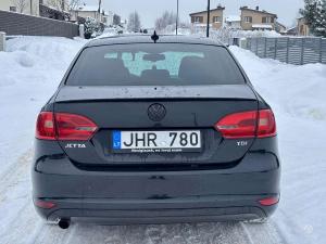 Black Volkswagen Jetta 2011 in Vilnius, with an engine capacity of 1.60 L and mileage of 270 thousand km for 3900 €, photo 4 on AUTOMOTO.COM.LV
