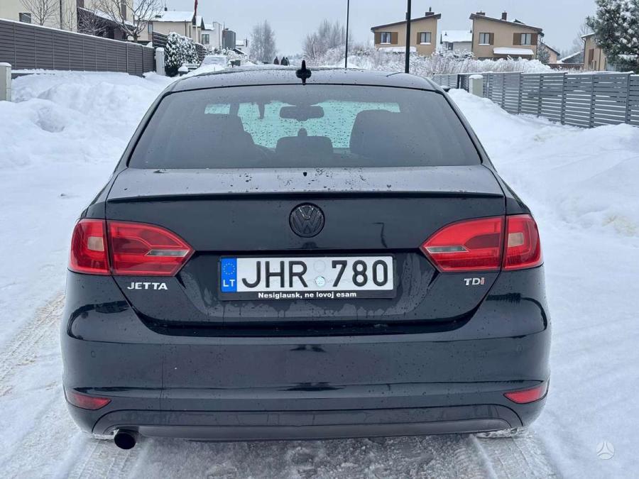 Black Volkswagen Jetta 2011 in Vilnius, with an engine capacity of 1.60 L and mileage of 270 thousand km for 3900 €, photo 4 on AUTOMOTO.COM.LV