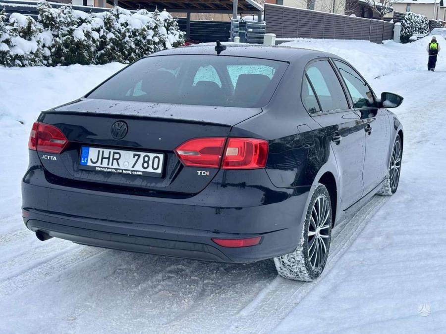 Black Volkswagen Jetta 2011 in Vilnius, with an engine capacity of 1.60 L and mileage of 270 thousand km for 3900 €, photo 5 on AUTOMOTO.COM.LV