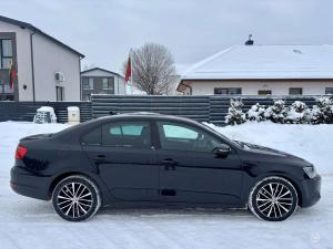 Black Volkswagen Jetta 2011 in Vilnius, with an engine capacity of 1.60 L and mileage of 270 thousand km for 3900 €, photo 6 on AUTOMOTO.COM.LV