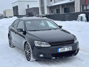 Black Volkswagen Jetta 2011 in Vilnius, with an engine capacity of 1.60 L and mileage of 270 thousand km for 3900 €, photo 7 on AUTOMOTO.COM.LV