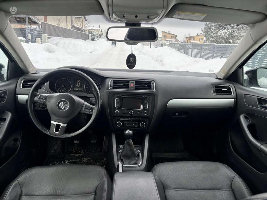 Black Volkswagen Jetta 2011 in Vilnius, with an engine capacity of 1.60 L and mileage of 270 thousand km for 3900 €, photo 9 on AUTOMOTO.COM.LV