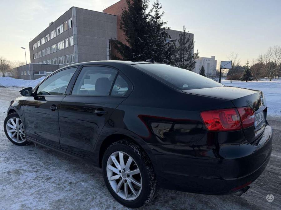 Melns Volkswagen Jetta 2011 Kauņa, ar dzinēja tilpumu 1.97 L un nobraukumu 367 tūkst. km par 3950 €, foto 3 vietnē AUTOMOTO.COM.LV