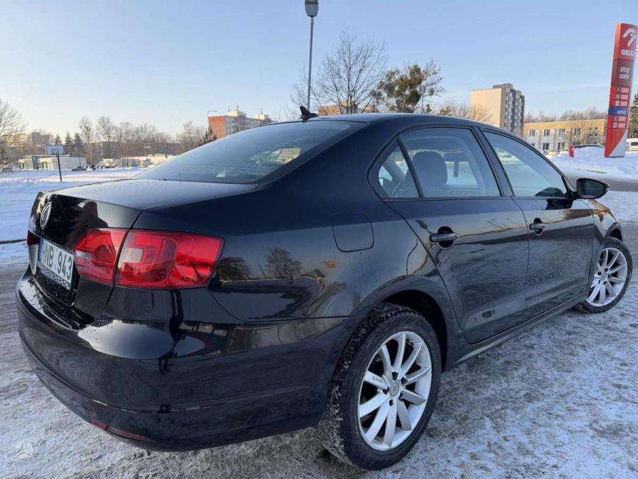 Melns Volkswagen Jetta 2011 Kauņa, ar dzinēja tilpumu 1.97 L un nobraukumu 367 tūkst. km par 3950 €, foto 4 vietnē AUTOMOTO.COM.LV