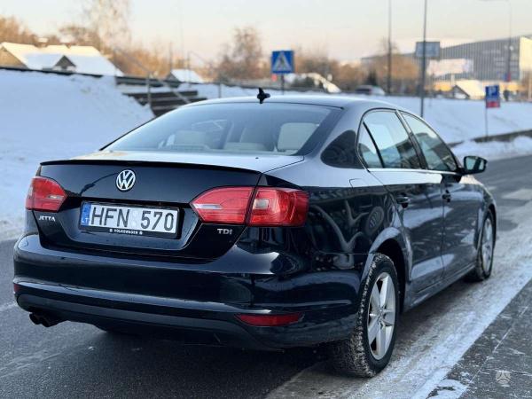 Melns Volkswagen Jetta 2011 Viļņa, ar dzinēja tilpumu 1.97 L un nobraukumu 213 tūkst. km par 3650 €, foto 2 vietnē AUTOMOTO.COM.LV