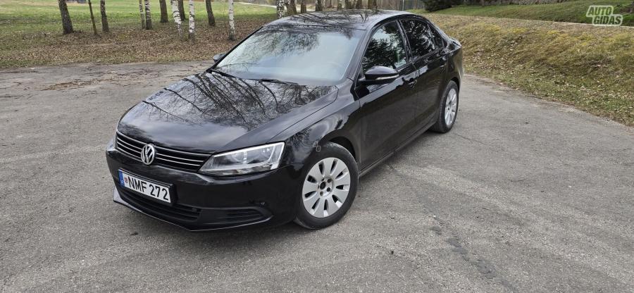 Black Volkswagen Jetta 2011 in Marijampole, with an engine capacity of 1.60 L and mileage of 360 thousand km for 2900 €, photo 3 on AUTOMOTO.COM.LV