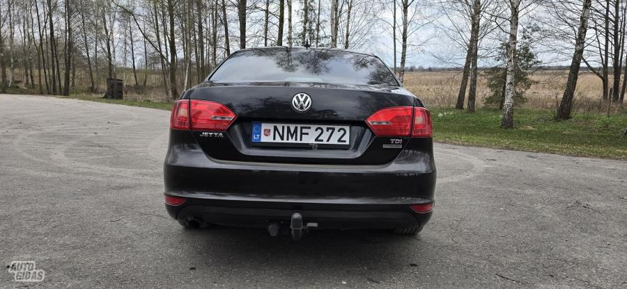 Black Volkswagen Jetta 2011 in Marijampole, with an engine capacity of 1.60 L and mileage of 360 thousand km for 2900 €, photo 5 on AUTOMOTO.COM.LV