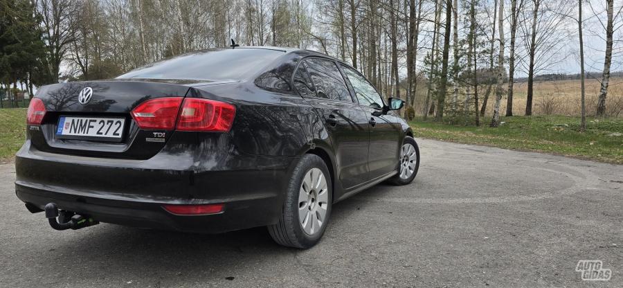 Black Volkswagen Jetta 2011 in Marijampole, with an engine capacity of 1.60 L and mileage of 360 thousand km for 2900 €, photo 6 on AUTOMOTO.COM.LV
