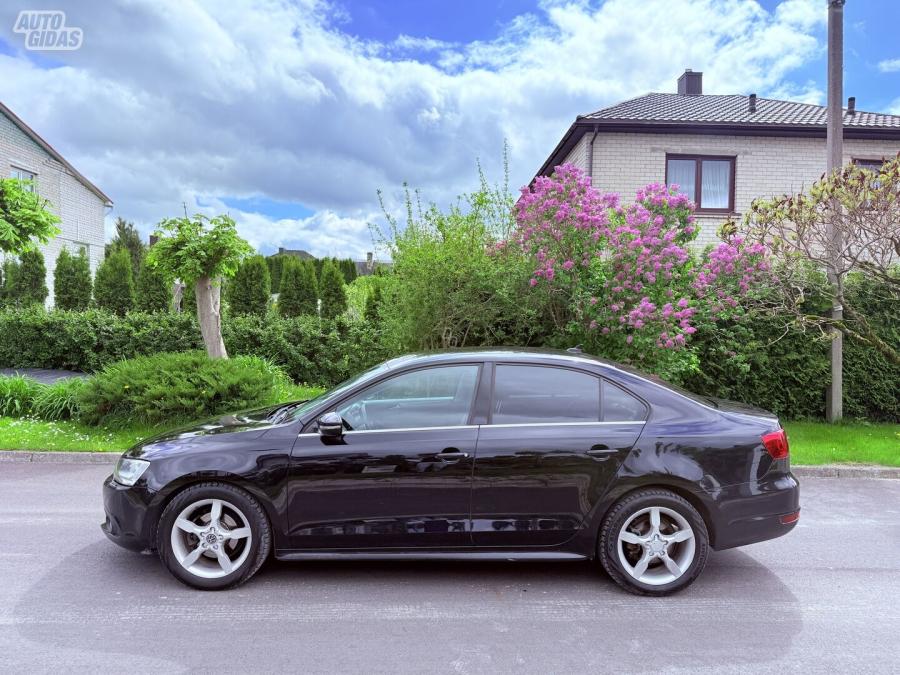 Melns Volkswagen Jetta 2011 Viļņa, ar dzinēja tilpumu 1.60 L un nobraukumu 270 tūkst. km par 4850 €, foto 5 vietnē AUTOMOTO.COM.LV