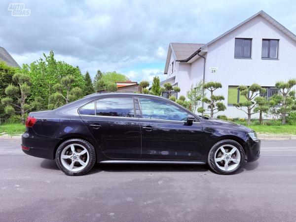 Black Volkswagen Jetta 2011 in Vilnius, with an engine capacity of 1.60 L and mileage of 270 thousand km for 4850 €, photo 5 on AUTOMOTO.COM.LV