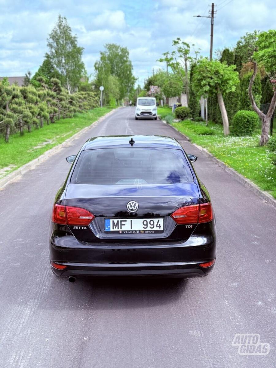 Melns Volkswagen Jetta 2011 Viļņa, ar dzinēja tilpumu 1.60 L un nobraukumu 270 tūkst. km par 4850 €, foto 7 vietnē AUTOMOTO.COM.LV