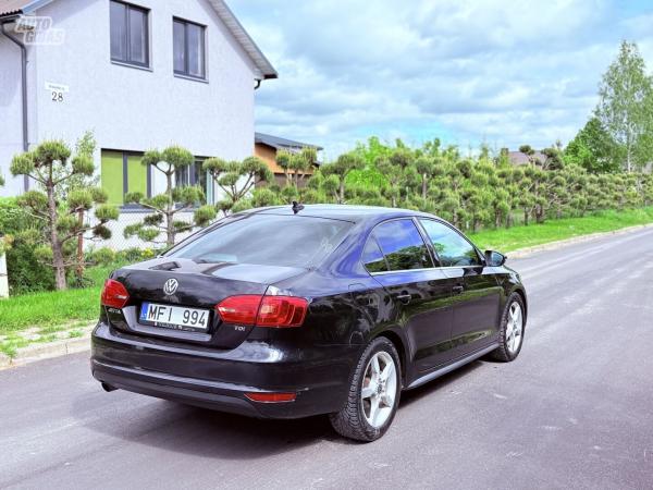 Black Volkswagen Jetta 2011 in Vilnius, with an engine capacity of 1.60 L and mileage of 270 thousand km for 4850 €, photo 8 on AUTOMOTO.COM.LV