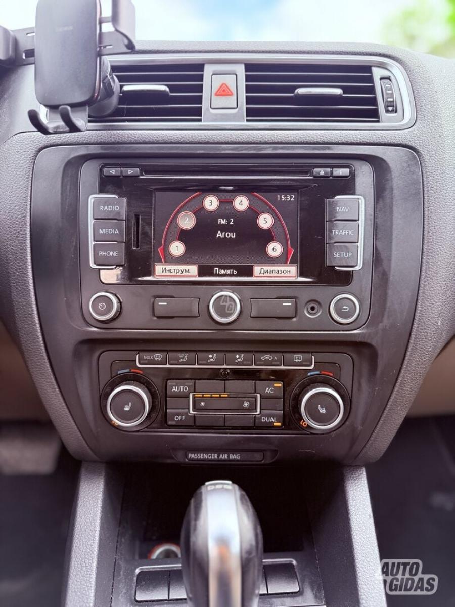 Melns Volkswagen Jetta 2011 Viļņa, ar dzinēja tilpumu 1.60 L un nobraukumu 270 tūkst. km par 4850 €, foto 11 vietnē AUTOMOTO.COM.LV