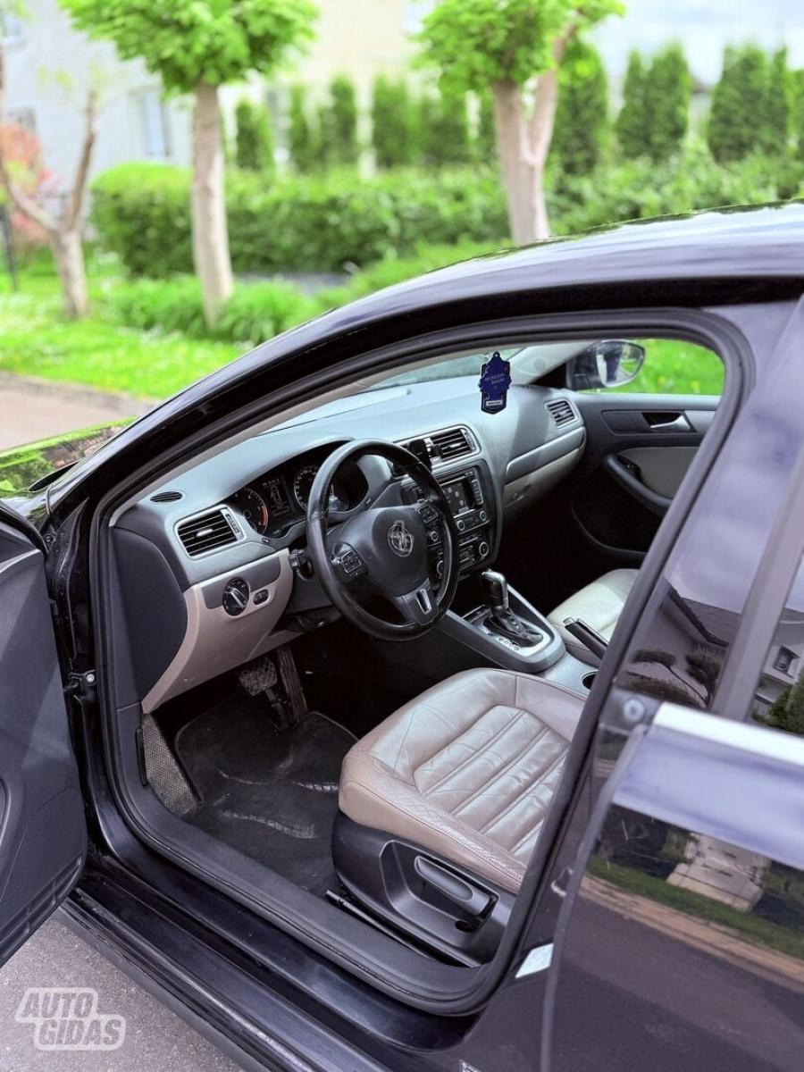 Melns Volkswagen Jetta 2011 Viļņa, ar dzinēja tilpumu 1.60 L un nobraukumu 270 tūkst. km par 4850 €, foto 16 vietnē AUTOMOTO.COM.LV