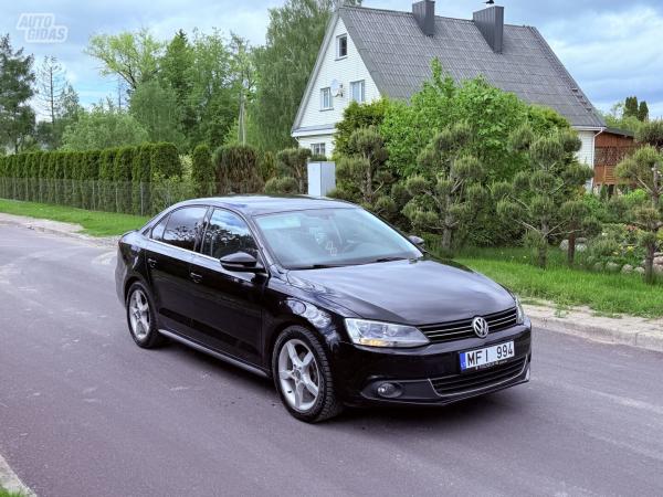 Black Volkswagen Jetta 2011 in Vilnius, with an engine capacity of 1.60 L and mileage of 270 thousand km for 4850 €, photo 1 on AUTOMOTO.COM.LV