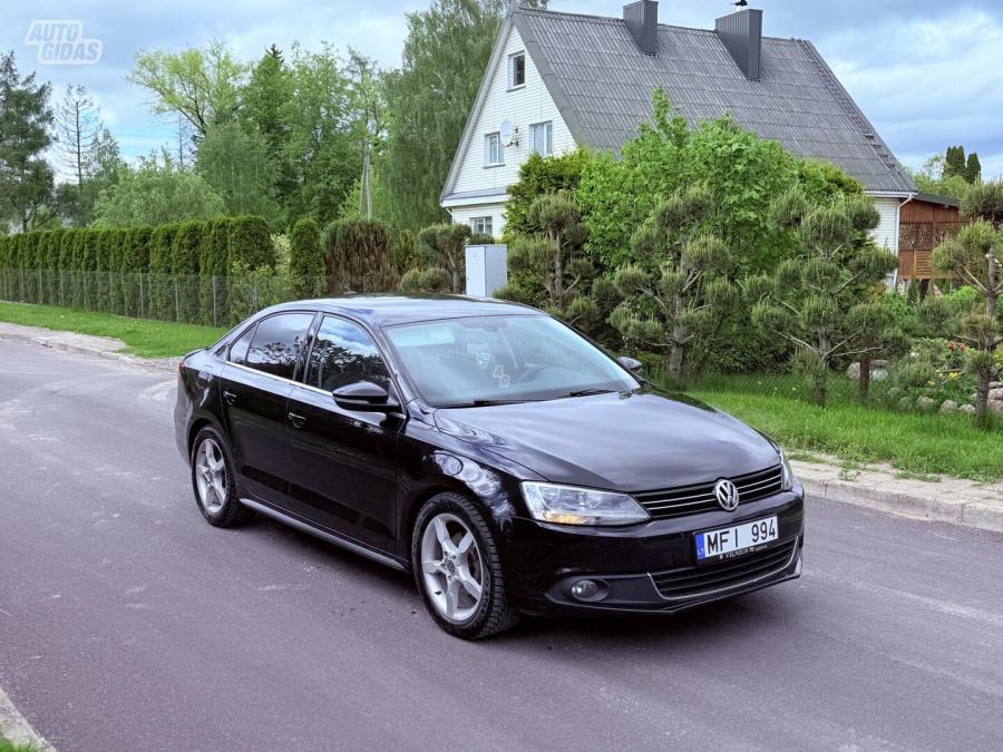 Black Volkswagen Jetta 2011 in Vilnius, with an engine capacity of 1.60 L and mileage of 270 thousand km for 4850 €, photo 1 on AUTOMOTO.COM.LV