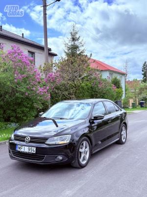 Black Volkswagen Jetta 2011 in Vilnius, with an engine capacity of 1.60 L and mileage of 270 thousand km for 4850 €, photo 3 on AUTOMOTO.COM.LV