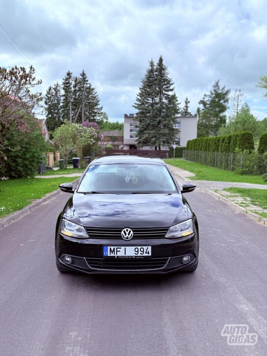 Black Volkswagen Jetta 2011 in Vilnius, with an engine capacity of 1.60 L and mileage of 270 thousand km for 4850 €, photo 4 on AUTOMOTO.COM.LV