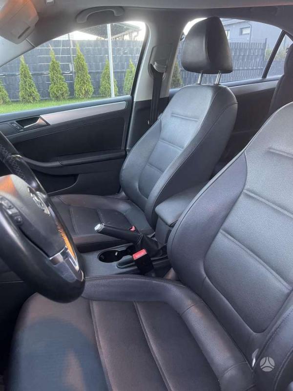 Melns Volkswagen Jetta 2011 Kauņa, ar dzinēja tilpumu 1.97 L un nobraukumu 264 tūkst. km par 3250 €, foto 4 vietnē AUTOMOTO.COM.LV
