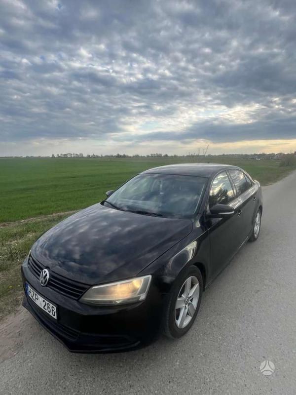 Black Volkswagen Jetta 2011 in Kaunas, with an engine capacity of 1.97 L and mileage of 264 thousand km for 3250 €, photo 1 on AUTOMOTO.COM.LV