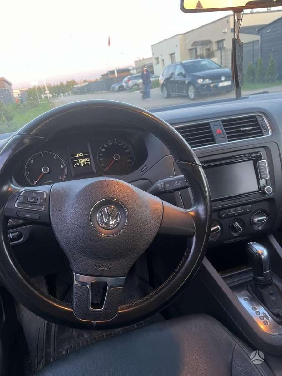 Black Volkswagen Jetta 2011 in Kaunas, with an engine capacity of 1.97 L and mileage of 264 thousand km for 3250 €, photo 3 on AUTOMOTO.COM.LV