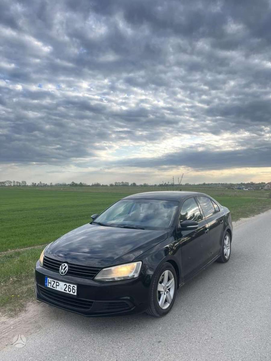 Black Volkswagen Jetta 2011 in Kaunas, with an engine capacity of 1.97 L and mileage of 264 thousand km for 3250 €, photo 4 on AUTOMOTO.COM.LV