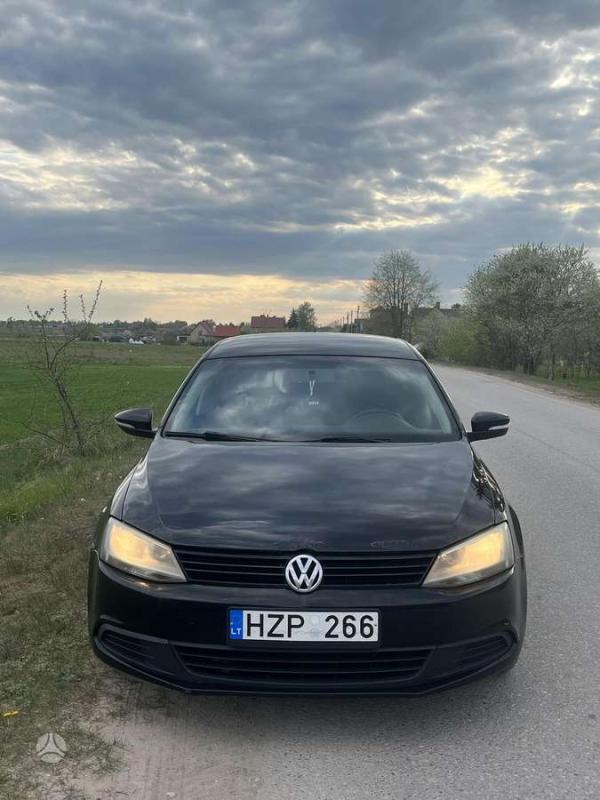 Black Volkswagen Jetta 2011 in Kaunas, with an engine capacity of 1.97 L and mileage of 264 thousand km for 3250 €, photo 5 on AUTOMOTO.COM.LV