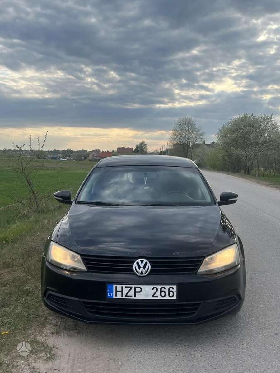Black Volkswagen Jetta 2011 in Kaunas, with an engine capacity of 1.97 L and mileage of 264 thousand km for 3250 €, photo 6 on AUTOMOTO.COM.LV