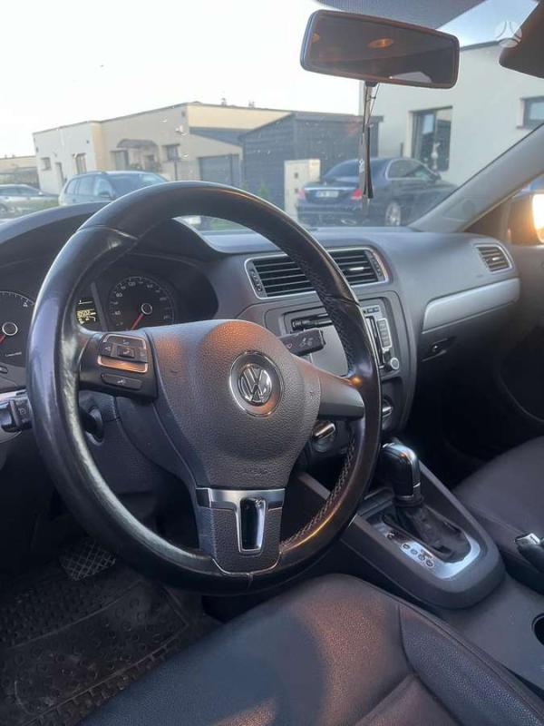 Black Volkswagen Jetta 2011 in Kaunas, with an engine capacity of 1.97 L and mileage of 264 thousand km for 3250 €, photo 6 on AUTOMOTO.COM.LV