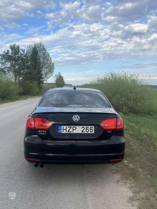 Black Volkswagen Jetta 2011 in Kaunas, with an engine capacity of 1.97 L and mileage of 264 thousand km for 3250 €, photo 8 on AUTOMOTO.COM.LV