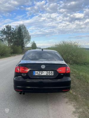 Black Volkswagen Jetta 2011 in Kaunas, with an engine capacity of 1.97 L and mileage of 264 thousand km for 3250 €, photo 9 on AUTOMOTO.COM.LV