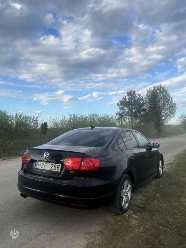Black Volkswagen Jetta 2011 in Kaunas, with an engine capacity of 1.97 L and mileage of 264 thousand km for 3250 €, photo 9 on AUTOMOTO.COM.LV