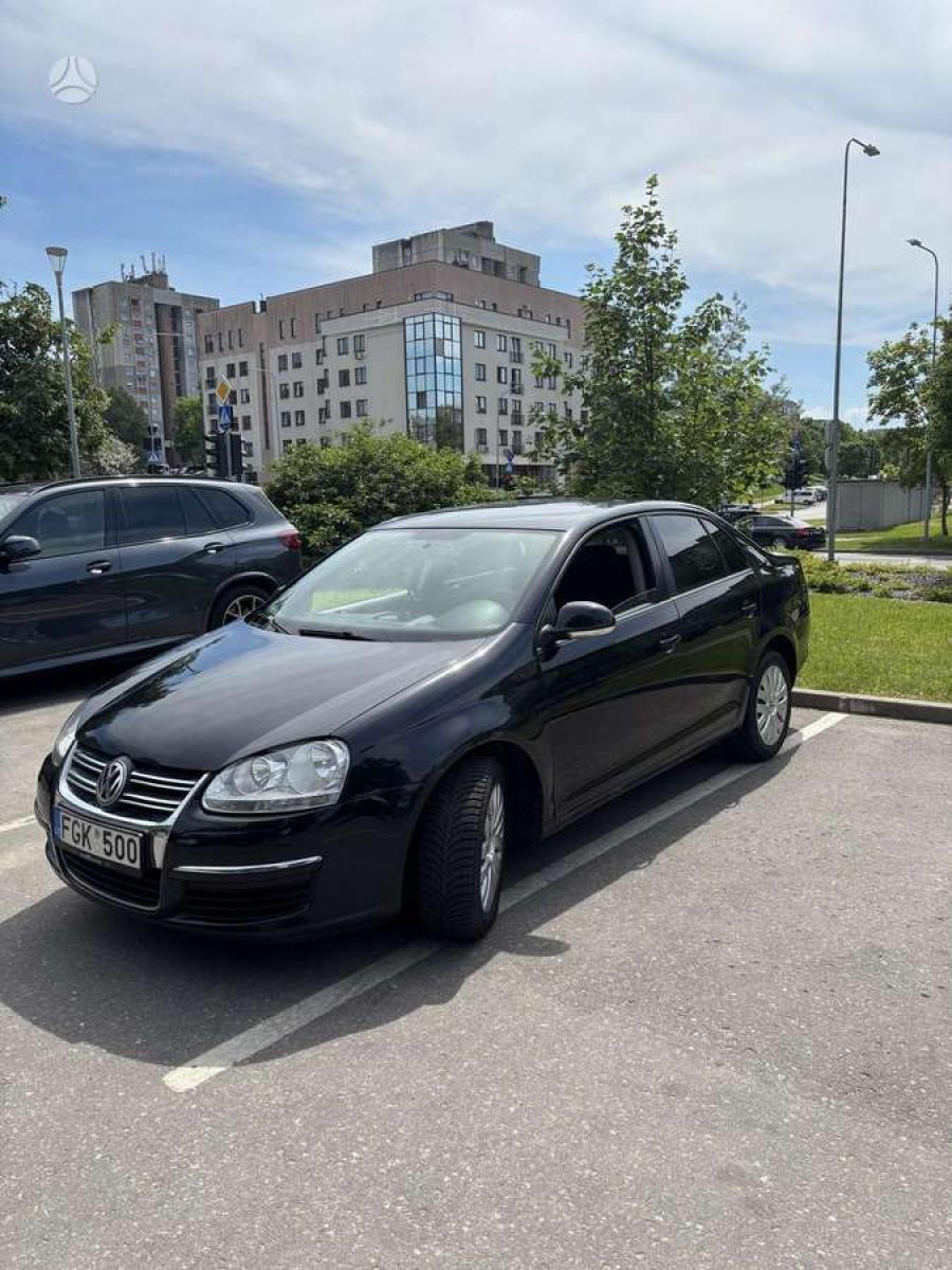 Melns Volkswagen Jetta 2011 Viļņa, ar dzinēja tilpumu 1.39 L un nobraukumu 149 tūkst. km par 1400 €, foto 3 vietnē AUTOMOTO.COM.LV