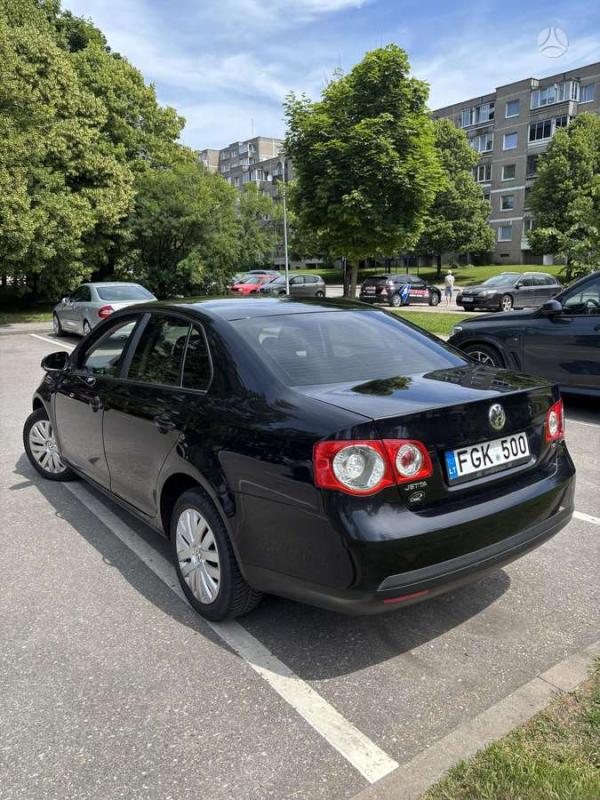 Black Volkswagen Jetta 2011 in Vilnius, with an engine capacity of 1.39 L and mileage of 149 thousand km for 1400 €, photo 3 on AUTOMOTO.COM.LV