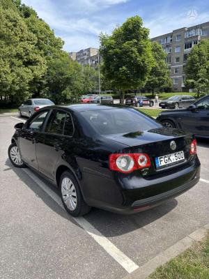 Melns Volkswagen Jetta 2011 Viļņa, ar dzinēja tilpumu 1.39 L un nobraukumu 149 tūkst. km par 1400 €, foto 4 vietnē AUTOMOTO.COM.LV