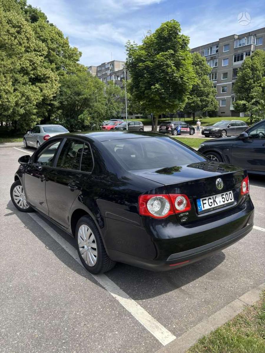 Melns Volkswagen Jetta 2011 Viļņa, ar dzinēja tilpumu 1.39 L un nobraukumu 149 tūkst. km par 1400 €, foto 4 vietnē AUTOMOTO.COM.LV