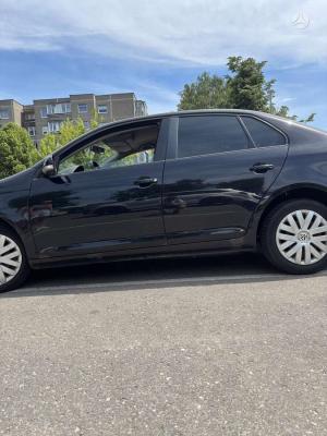 Melns Volkswagen Jetta 2011 Viļņa, ar dzinēja tilpumu 1.39 L un nobraukumu 149 tūkst. km par 1400 €, foto 8 vietnē AUTOMOTO.COM.LV