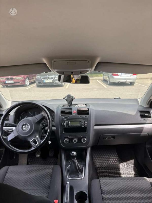 Black Volkswagen Jetta 2011 in Vilnius, with an engine capacity of 1.39 L and mileage of 149 thousand km for 1400 €, photo 8 on AUTOMOTO.COM.LV
