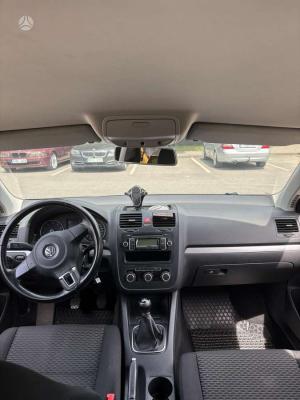 Melns Volkswagen Jetta 2011 Viļņa, ar dzinēja tilpumu 1.39 L un nobraukumu 149 tūkst. km par 1400 €, foto 9 vietnē AUTOMOTO.COM.LV