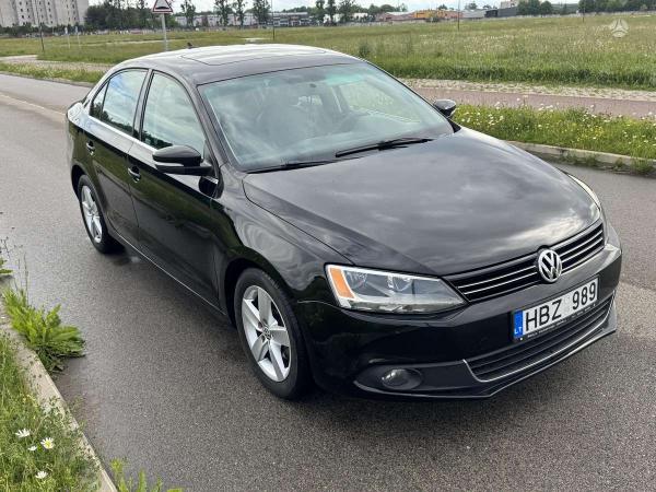 Black Volkswagen Jetta 2011 in Marijampole, with an engine capacity of 1.97 L and mileage of 289 thousand km for 3350 €, photo 2 on AUTOMOTO.COM.LV