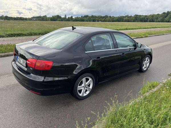 Black Volkswagen Jetta 2011 in Marijampole, with an engine capacity of 1.97 L and mileage of 289 thousand km for 3350 €, photo 3 on AUTOMOTO.COM.LV