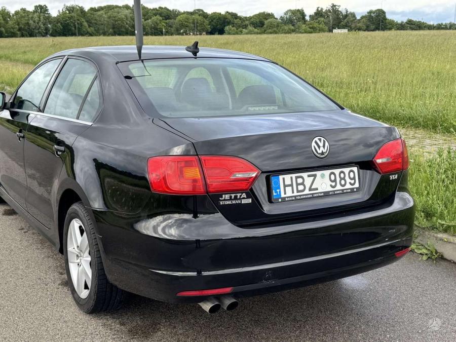 Black Volkswagen Jetta 2011 in Marijampole, with an engine capacity of 1.97 L and mileage of 289 thousand km for 3350 €, photo 5 on AUTOMOTO.COM.LV