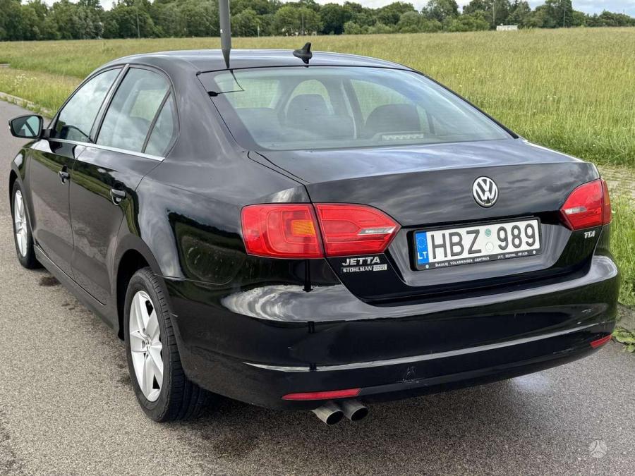 Black Volkswagen Jetta 2011 in Marijampole, with an engine capacity of 1.97 L and mileage of 289 thousand km for 3350 €, photo 6 on AUTOMOTO.COM.LV