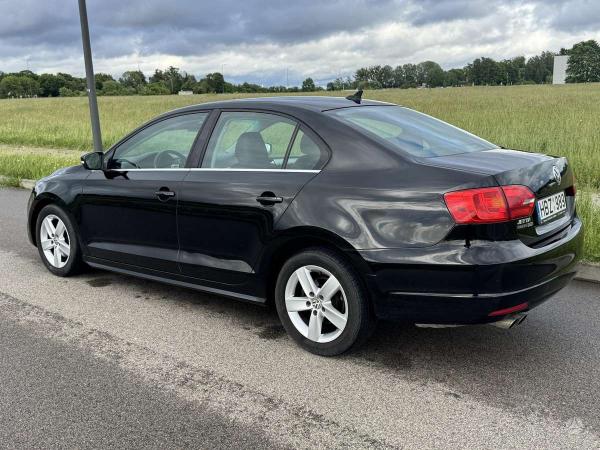 Black Volkswagen Jetta 2011 in Marijampole, with an engine capacity of 1.97 L and mileage of 289 thousand km for 3350 €, photo 6 on AUTOMOTO.COM.LV